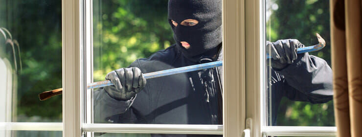 Segnali dei ladri: simboli zingari su porte, citofoni e muri